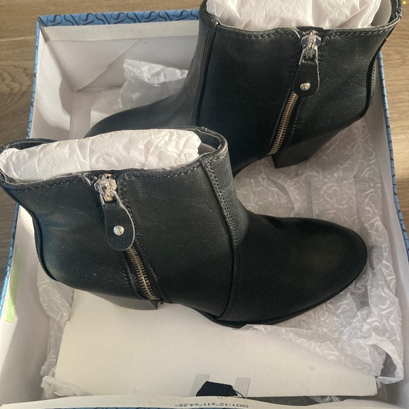 Simply Vera Vera Wang | Shoes | New Simply Vera Wallace Black Ankle ...